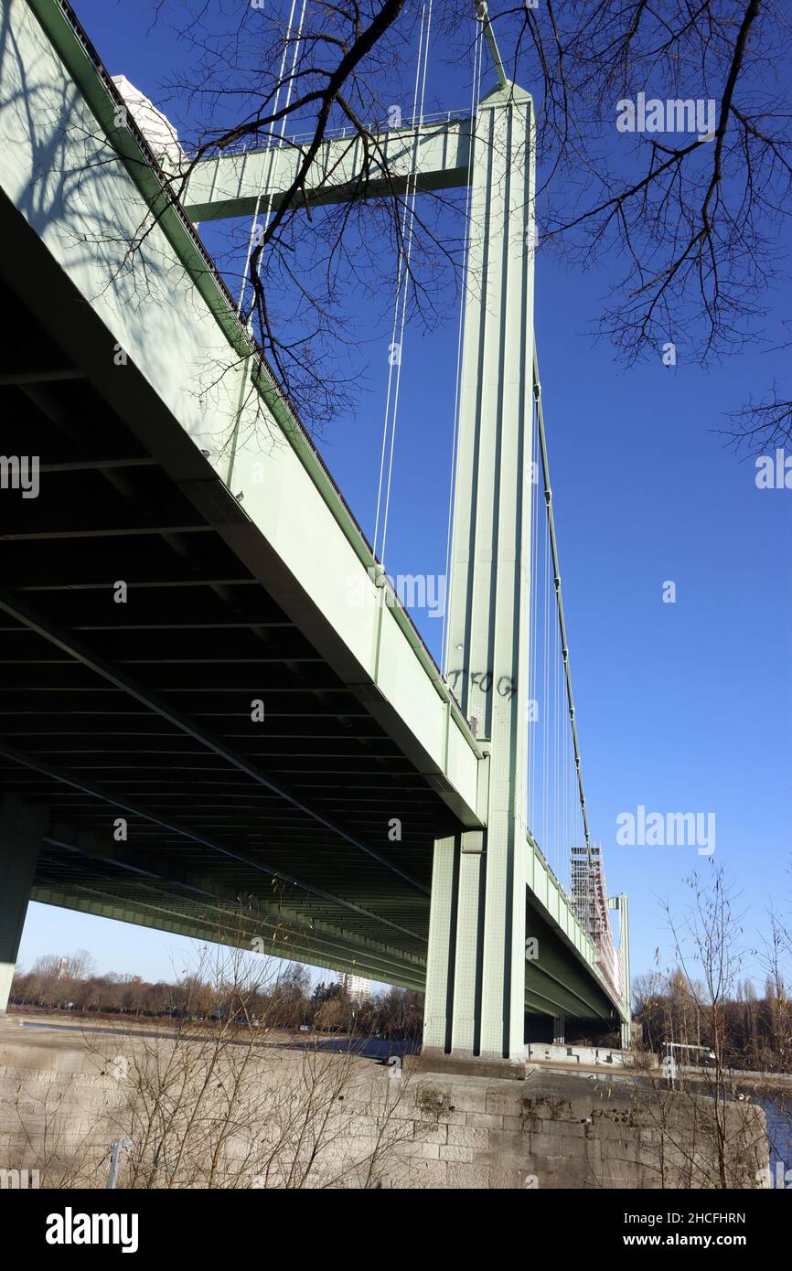 Autobahnbrücke Rodenkirchen über den Rhein, Nordrhein-Westfalen ...