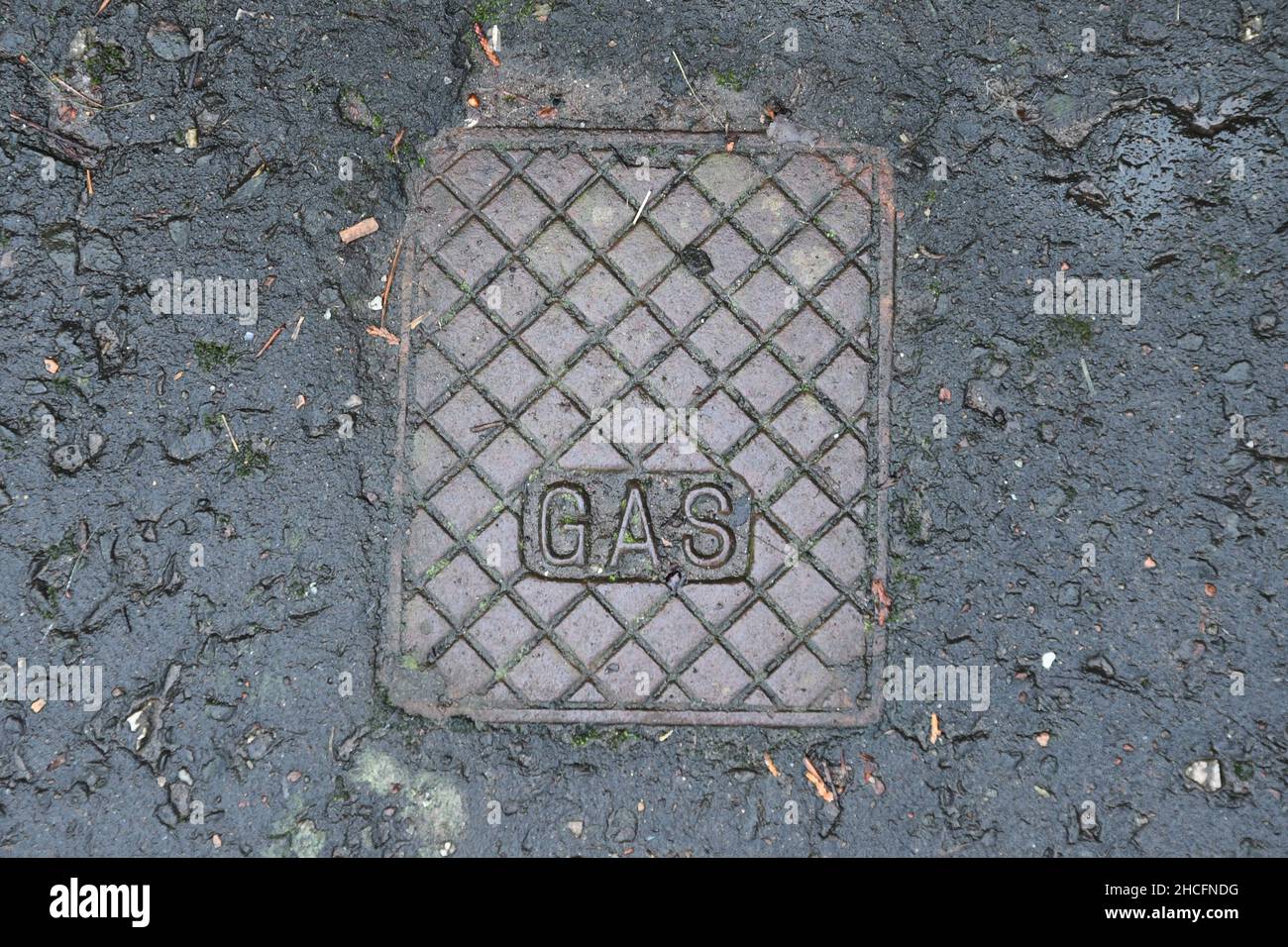 Manhole pavement cover uk hi-res stock photography and images - Alamy