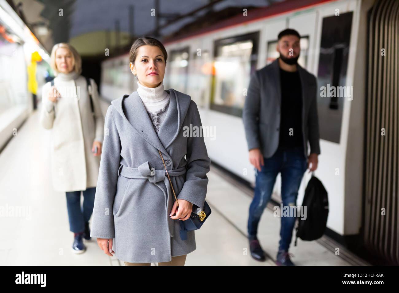 Girl reading subway map hi-res stock photography and images - Alamy