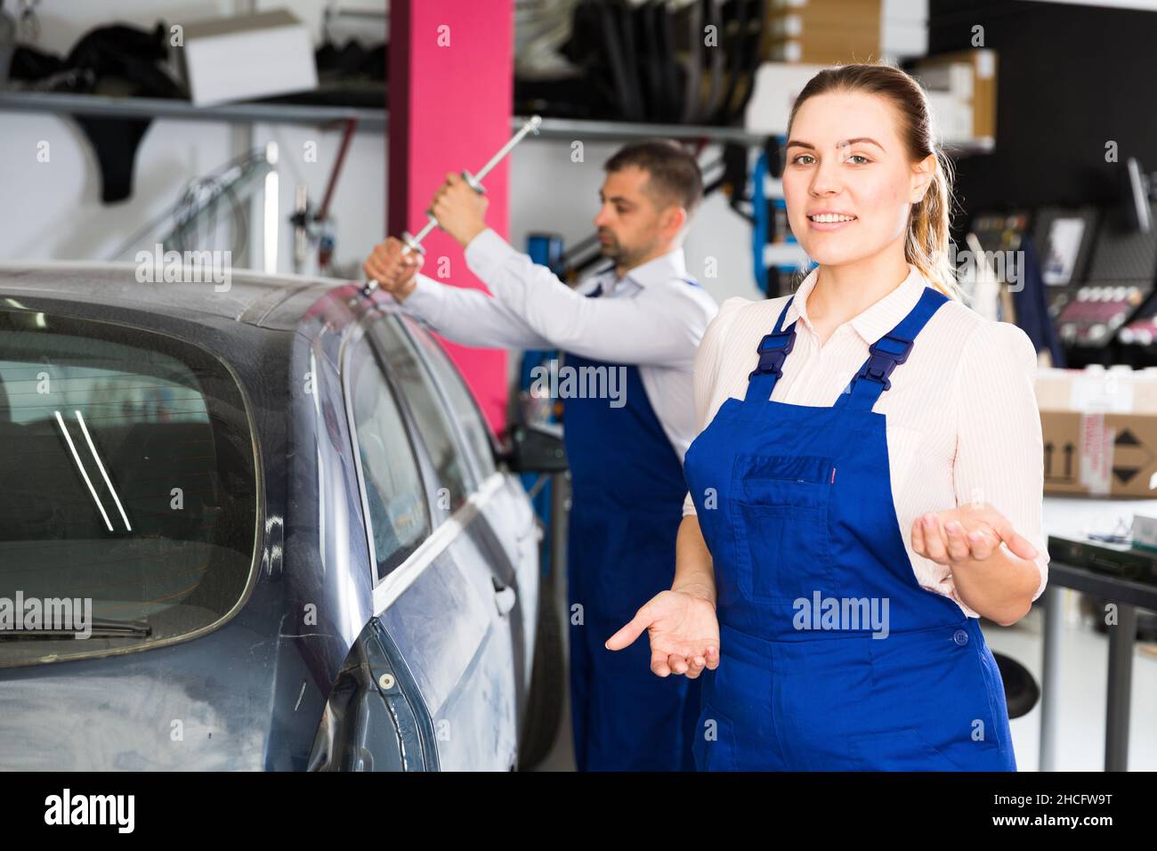 Female mechanic welcoming in car workshop Stock Photo - Alamy