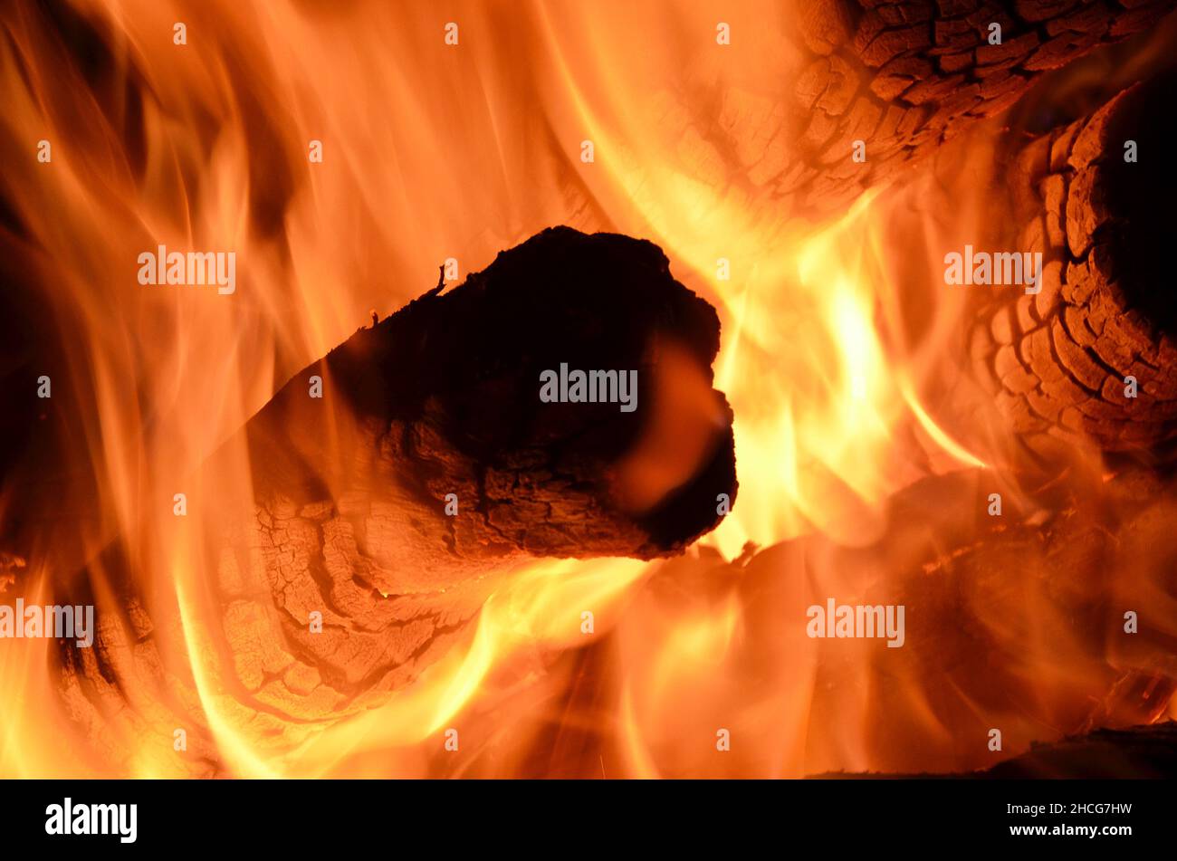 Log fire wood burning flames hi-res stock photography and images - Alamy