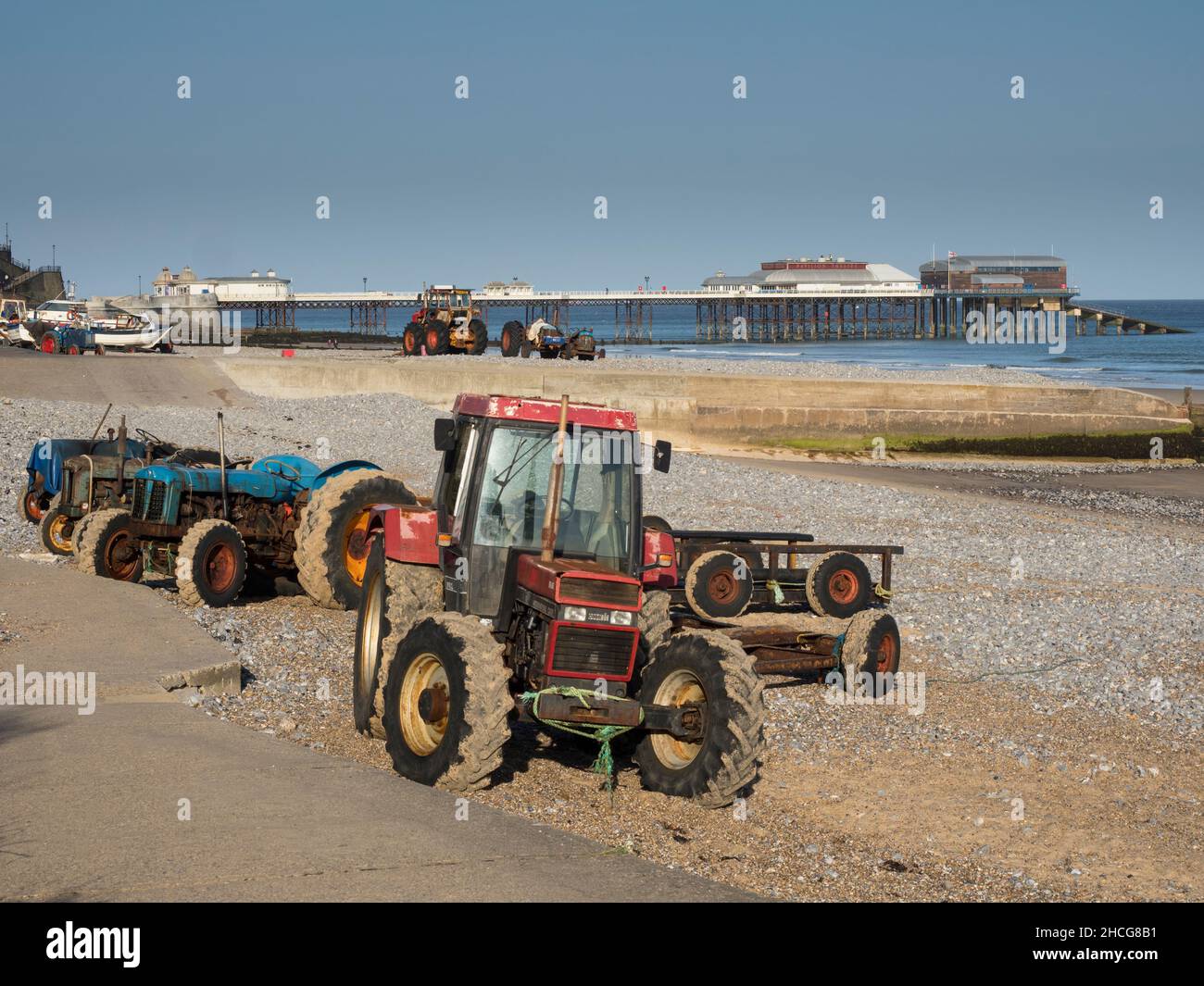 Cromer beach tractors hi-res stock photography and images - Alamy