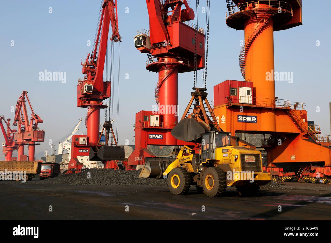 Coal freighter hi-res stock photography and images - Alamy
