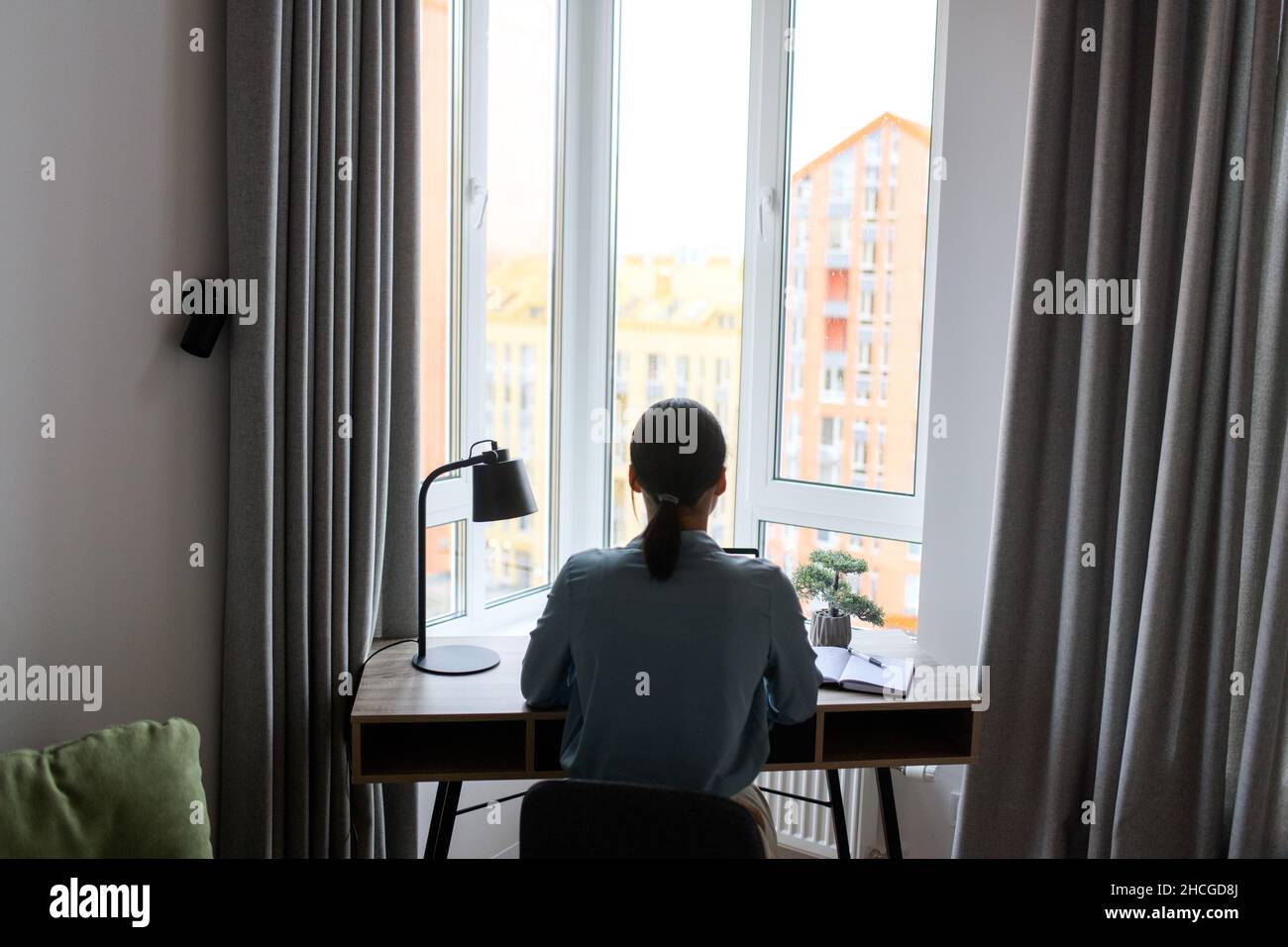 Woman typing computer back view hi-res stock photography and images - Alamy