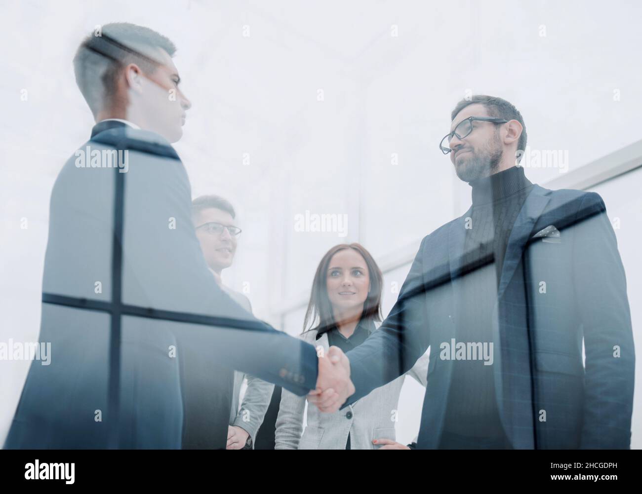 business people confirm the transaction with a handshake Stock Photo ...