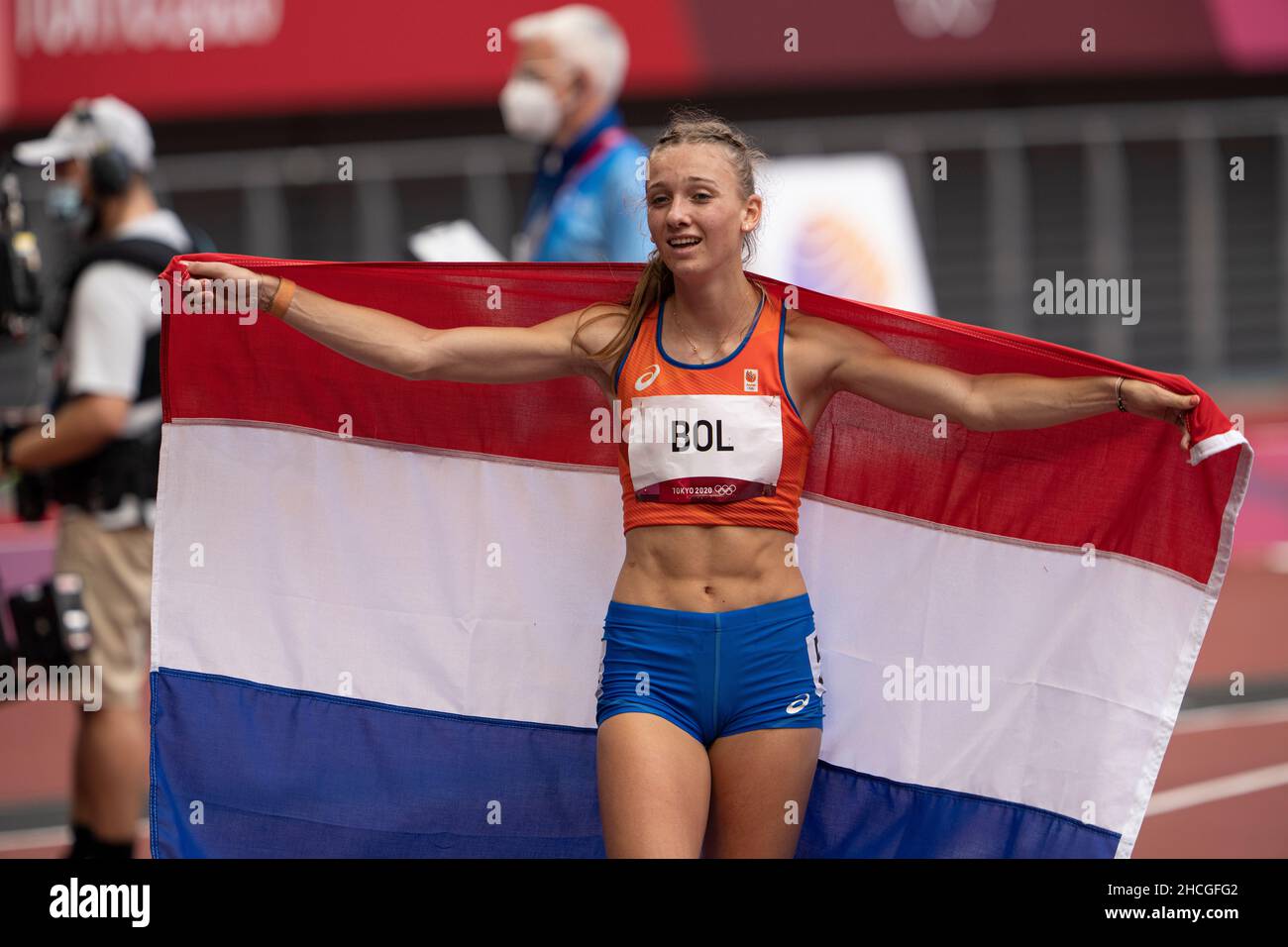 Femke Bol with the US flag in the final of the 400 meters hurdles of ...