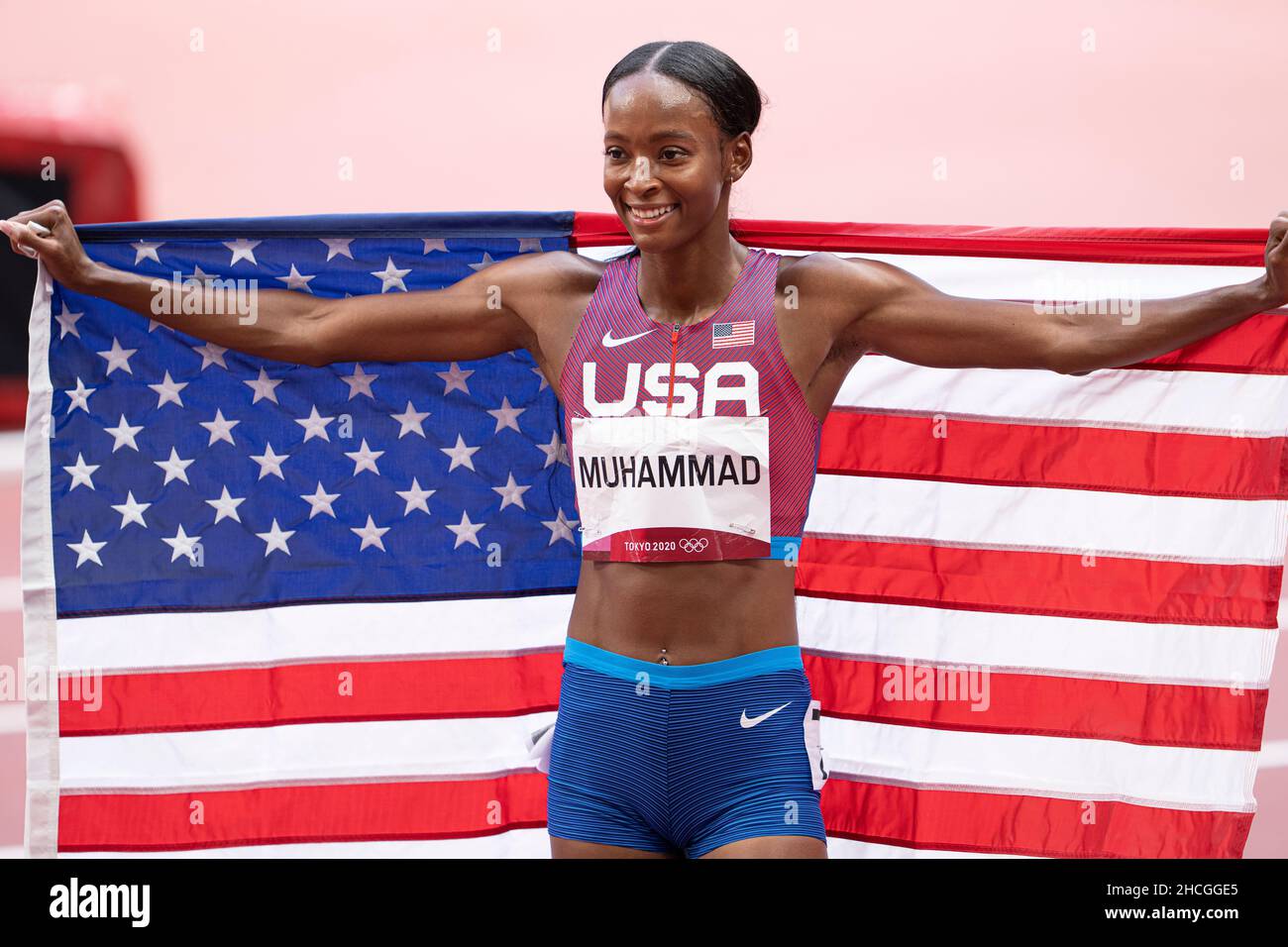 Dalilah Muhammad with the US flag in the final of the 400 meters ...