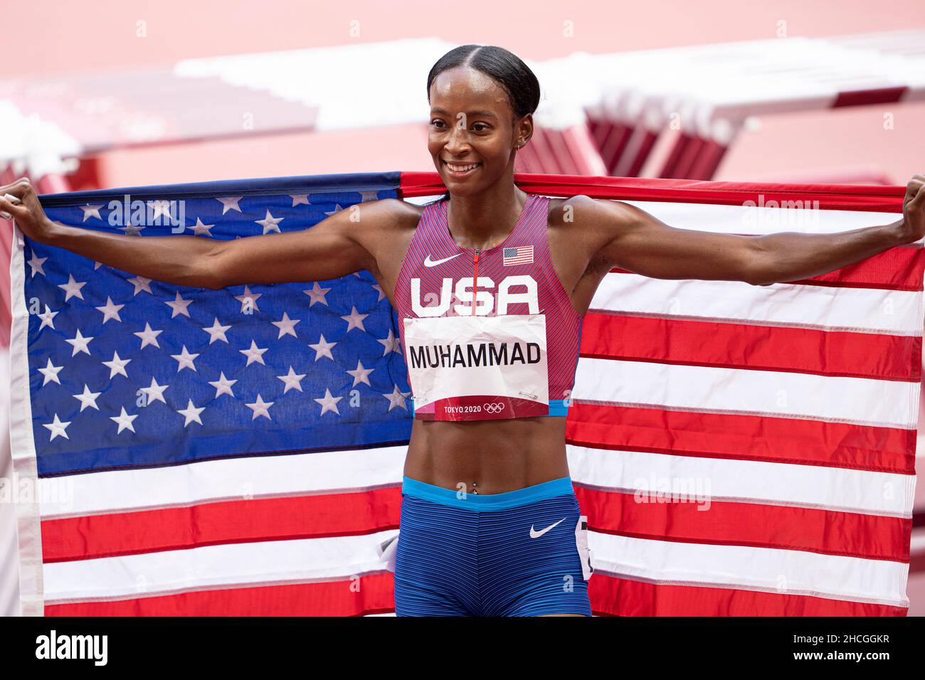Dalilah Muhammad with the US flag in the final of the 400 meters ...