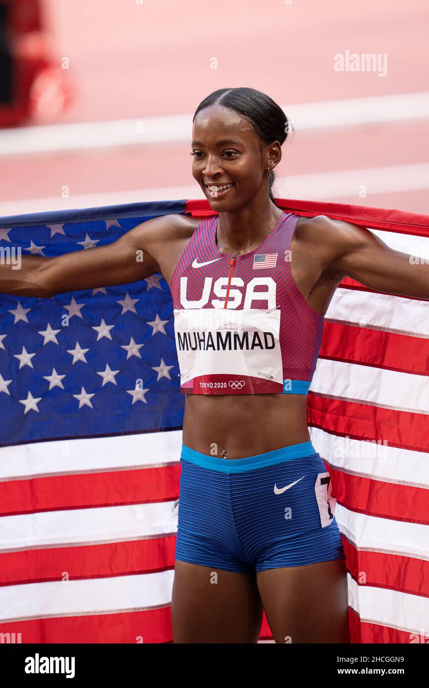 Dalilah Muhammad with the US flag in the final of the 400 meters ...