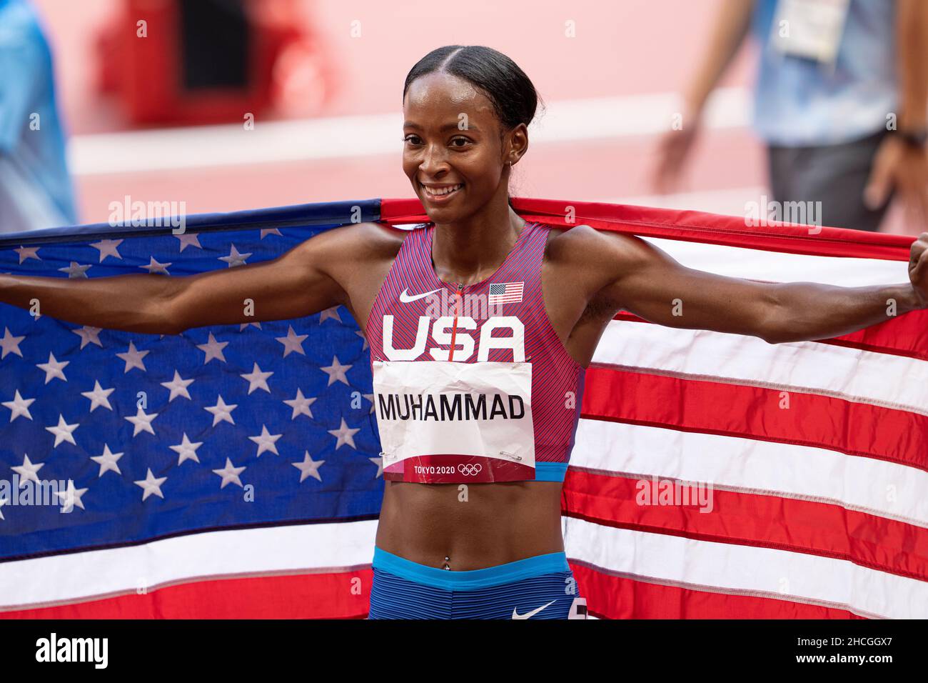 Dalilah Muhammad with the US flag in the final of the 400 meters ...