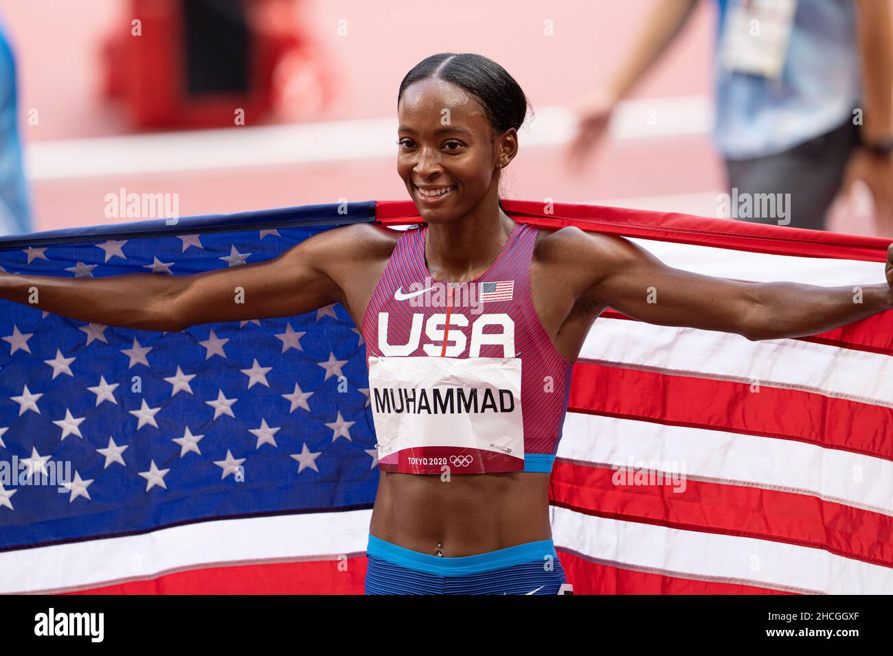 Dalilah Muhammad with the US flag in the final of the 400 meters ...