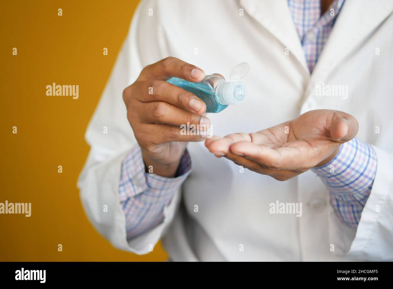 Doctor hand sanitizer hi-res stock photography and images - Alamy