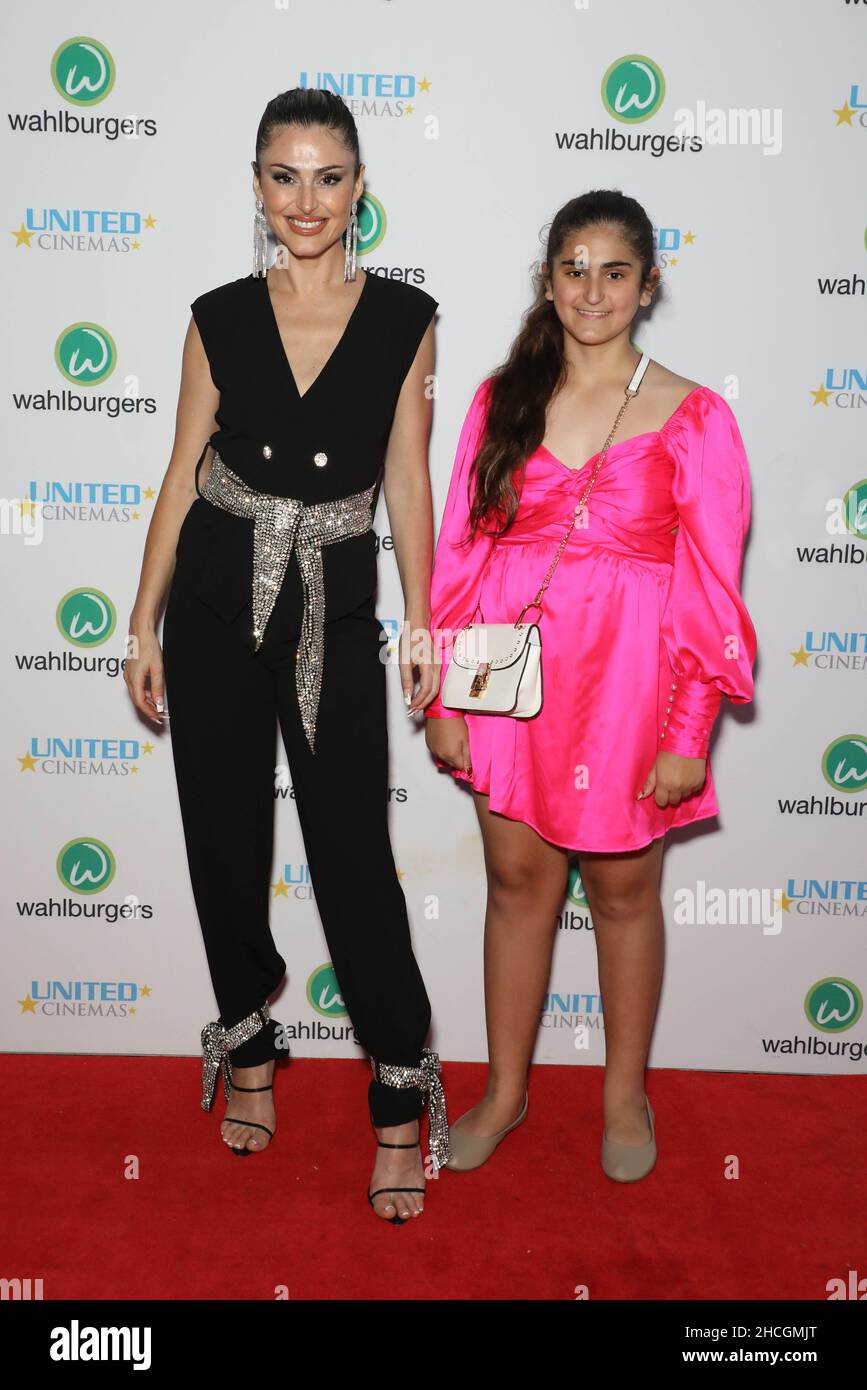 Sydney, Australia. 29th December 2021. DJ Helena Ellis, daughter arrive ...