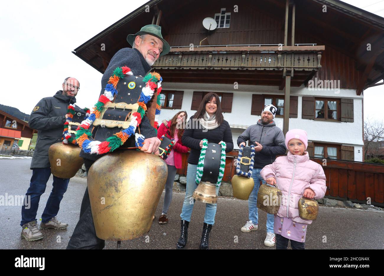 29 December 2021, Bavaria, Rettenberg: The landlords Peter Soyer (2nd ...