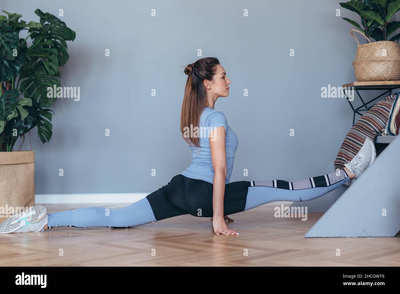Young fit woman doing the splits working out at home Stock Photo - Alamy