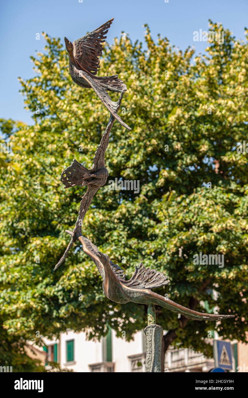 Beautiful bird statue hi-res stock photography and images - Alamy