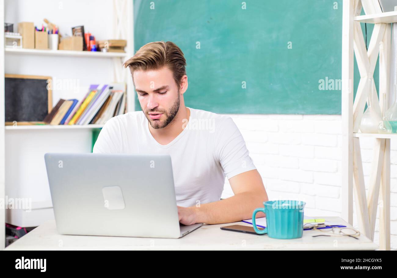 Apply online programming course. Student learn programming language ...