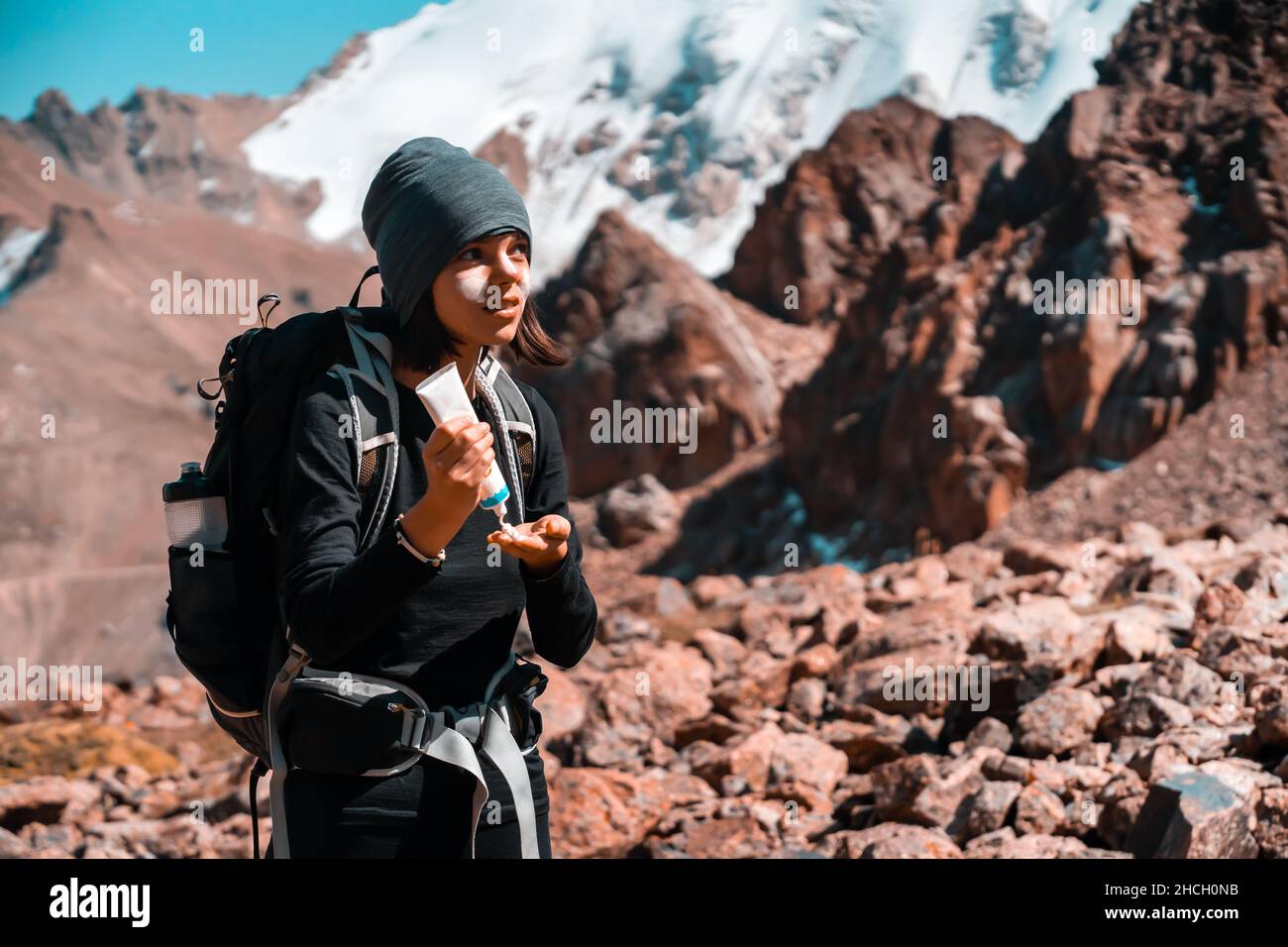 Apply sunscreen hi-res stock photography and images - Alamy