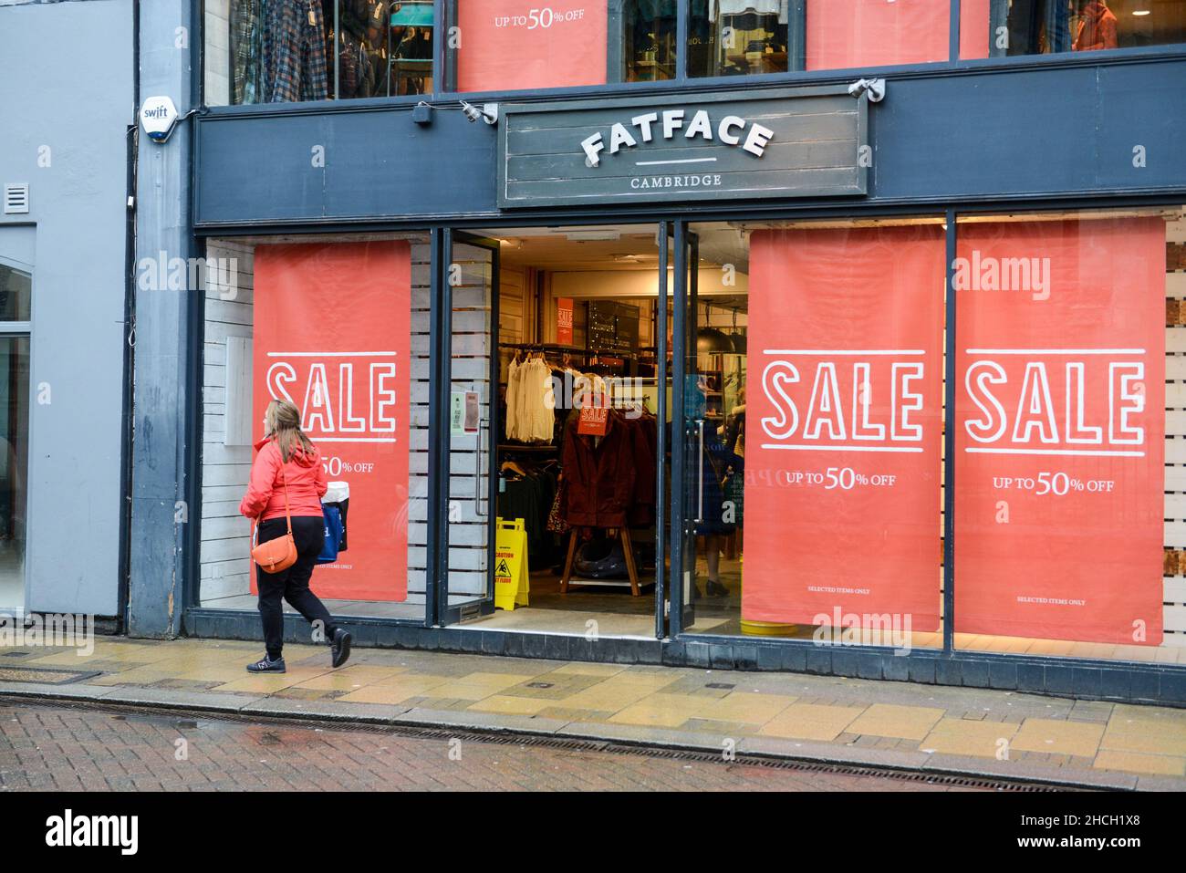 cambridge, England, UK, 28-12-2021. Exterior of retail shop with red ...