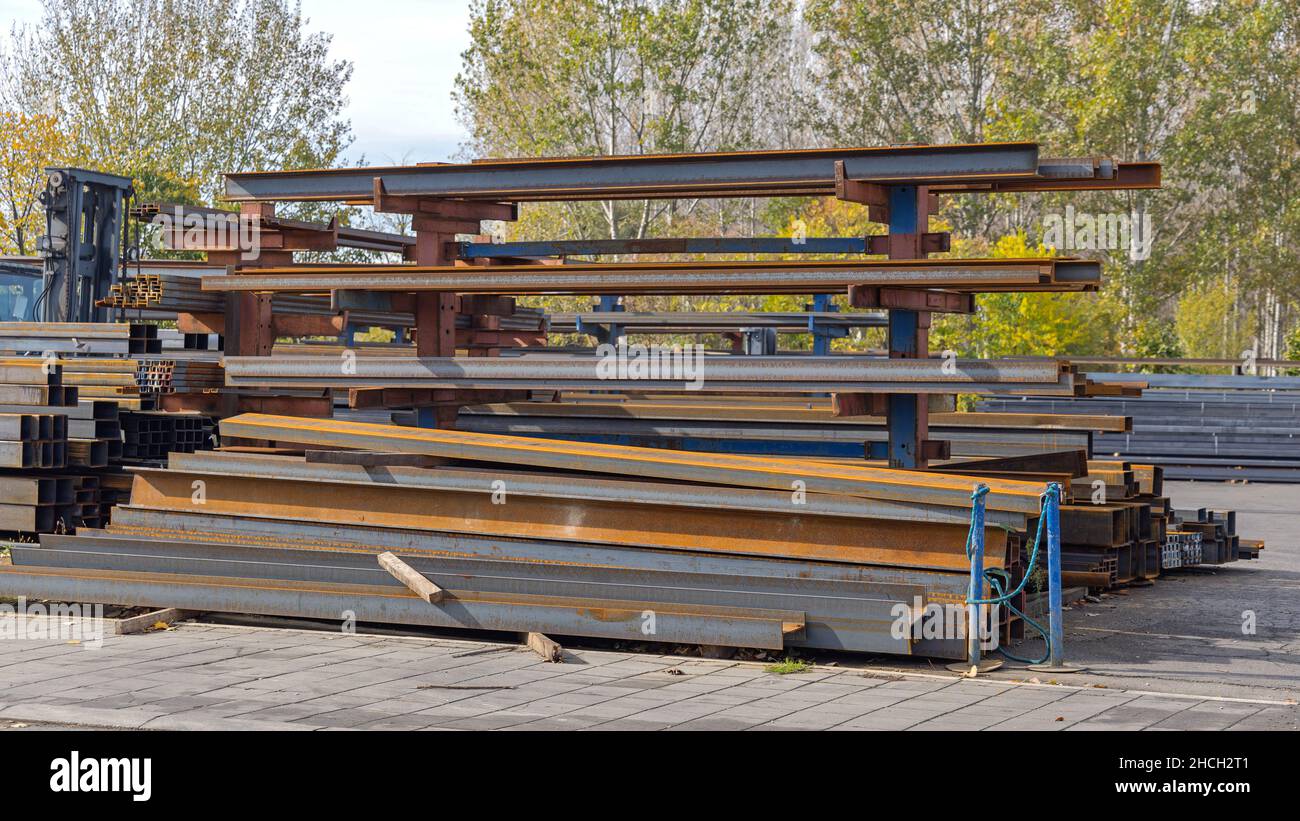 Steel beams warehouse hi-res stock photography and images - Alamy