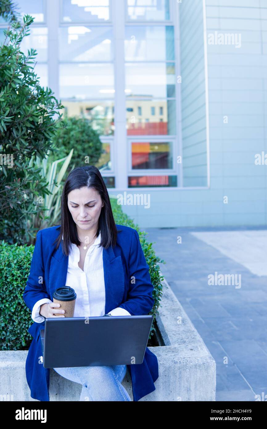 Using laptop computer outside hi-res stock photography and images - Alamy
