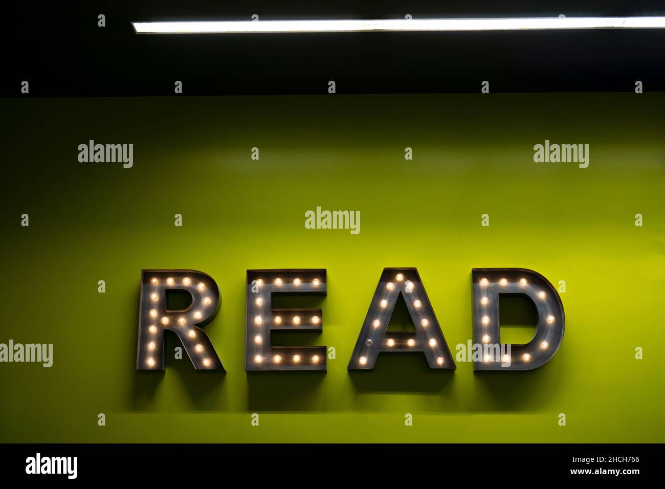 Vintage sign light bulbs hi-res stock photography and images - Alamy