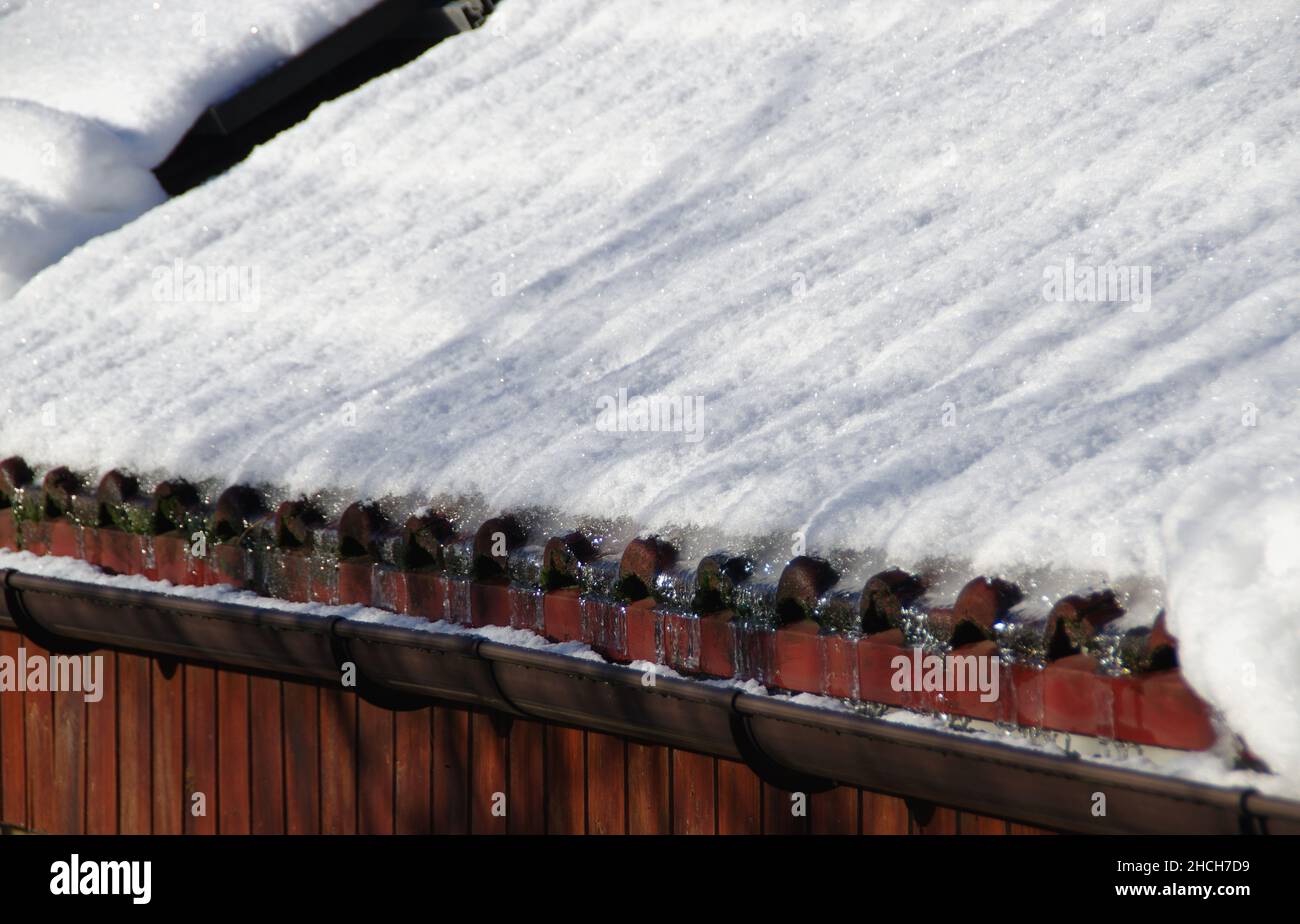Eaves house roof hi-res stock photography and images - Alamy