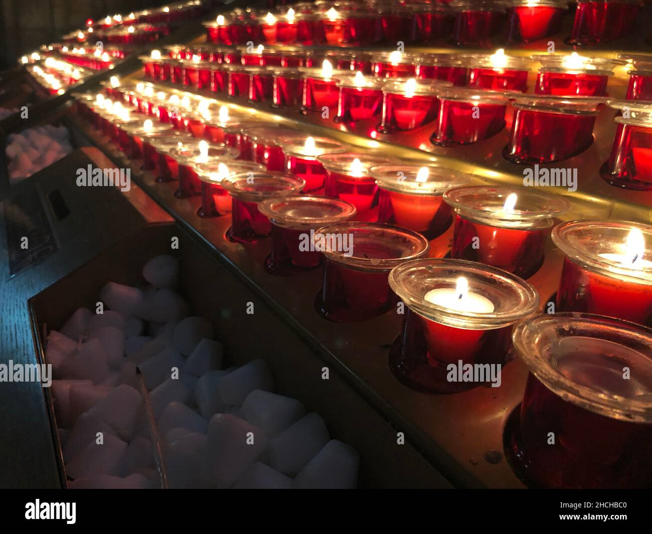 Lit candles in notre dame hi-res stock photography and images - Alamy