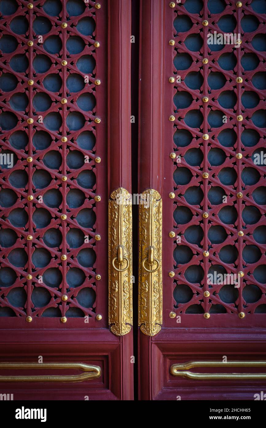 Chinese doors hi-res stock photography and images - Alamy