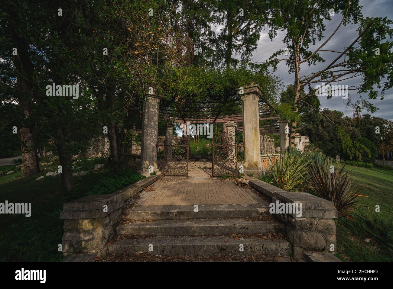 Beautiful scenery trees gate hi-res stock photography and images - Alamy