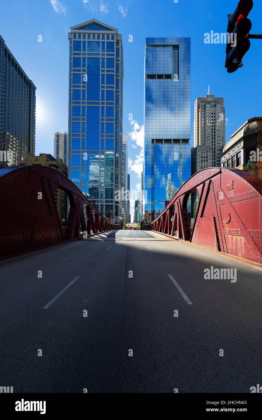 Chicago downtown bridge and buiding hi-res stock photography and images ...