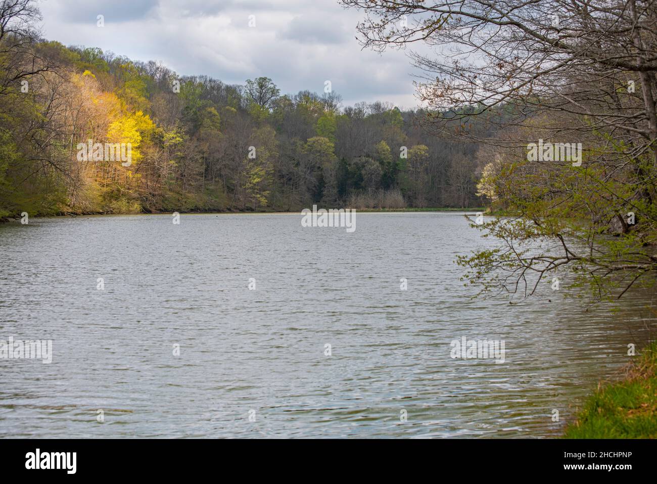 Colorful Autumn leaves at Smoky Lake in Carter Caves State Resort Park ...