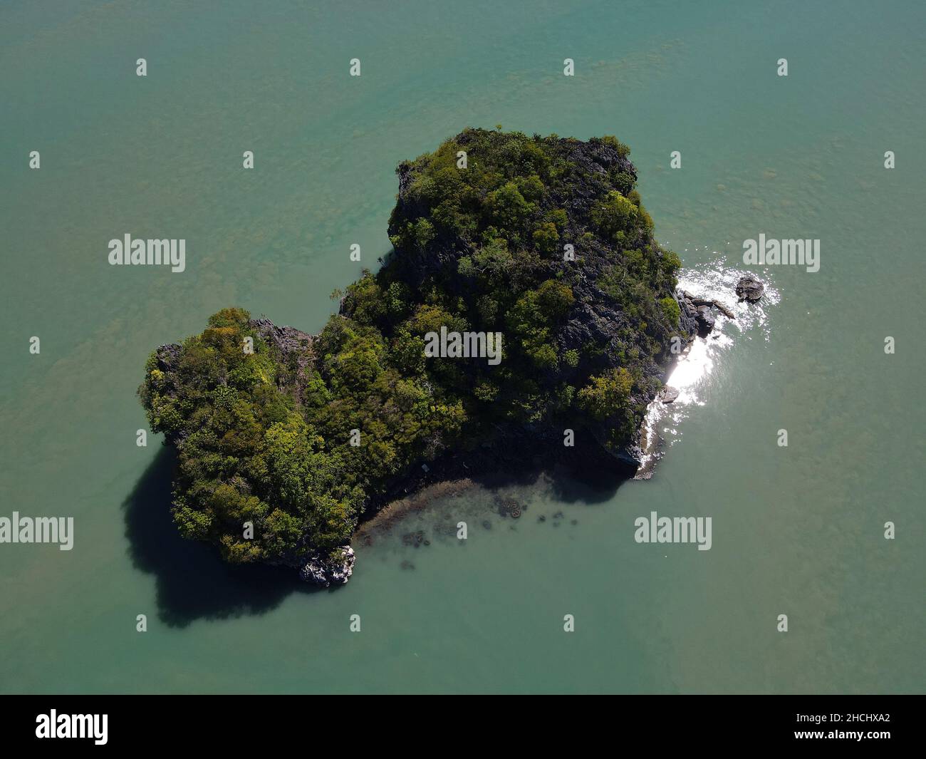 Small green island hi-res stock photography and images - Alamy