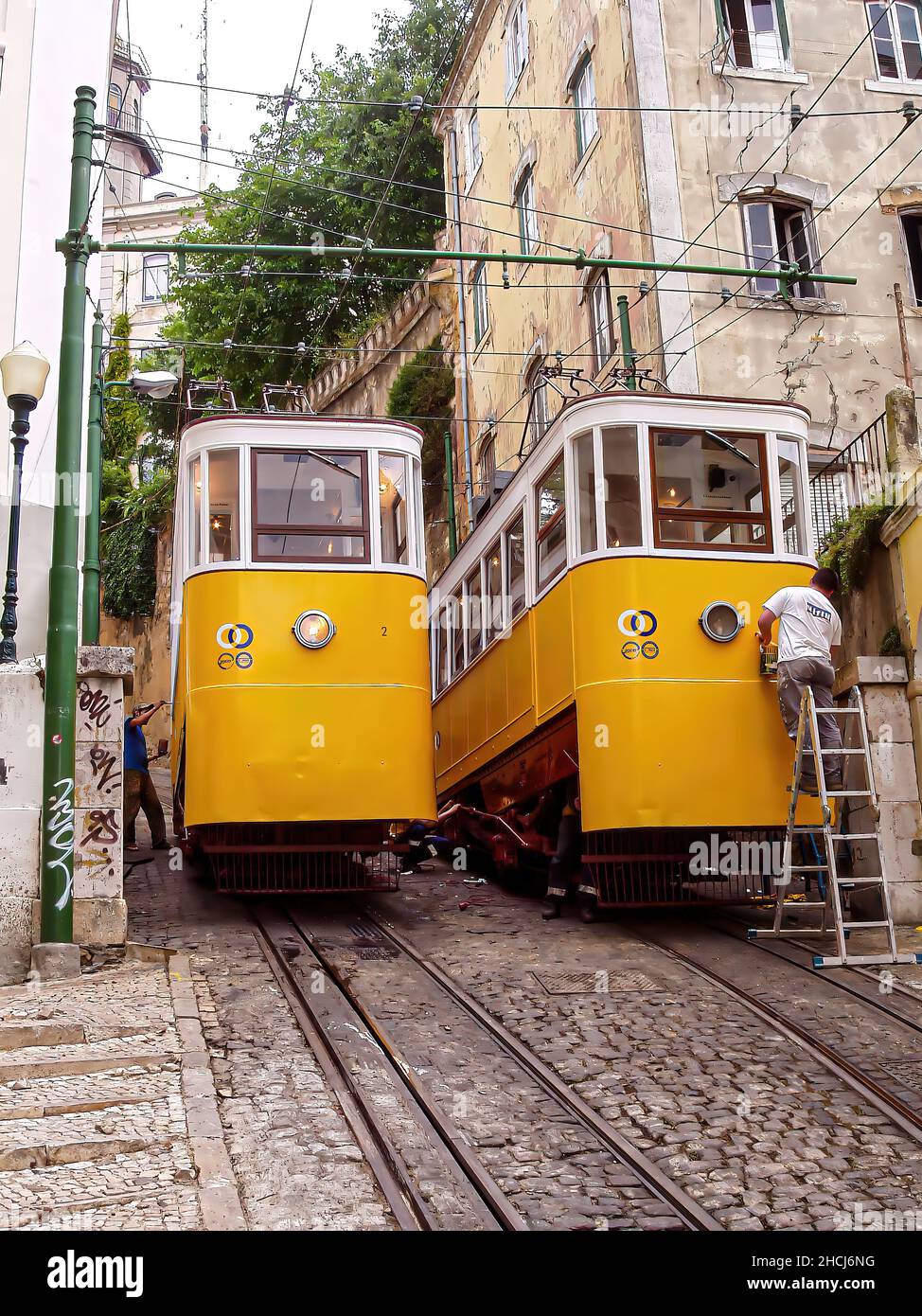 Yellow trains hi-res stock photography and images - Alamy