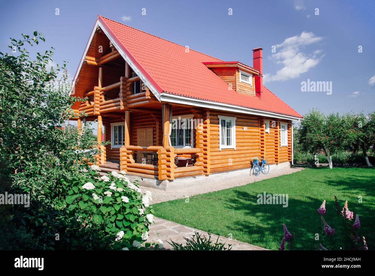 Modern log cabin exterior hi-res stock photography and images - Alamy