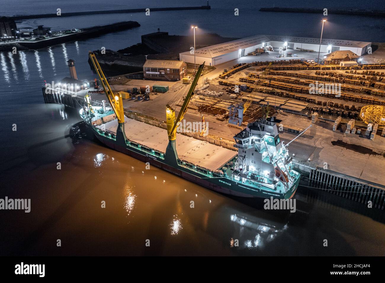 Lng offloading hi-res stock photography and images - Alamy