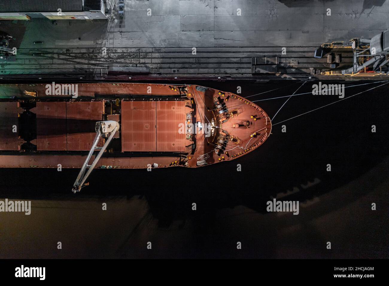 Container ship offloading hi-res stock photography and images - Alamy