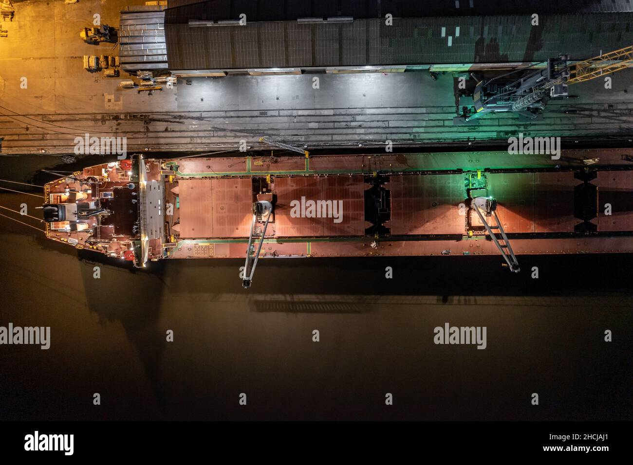 Lng offloading hi-res stock photography and images - Alamy