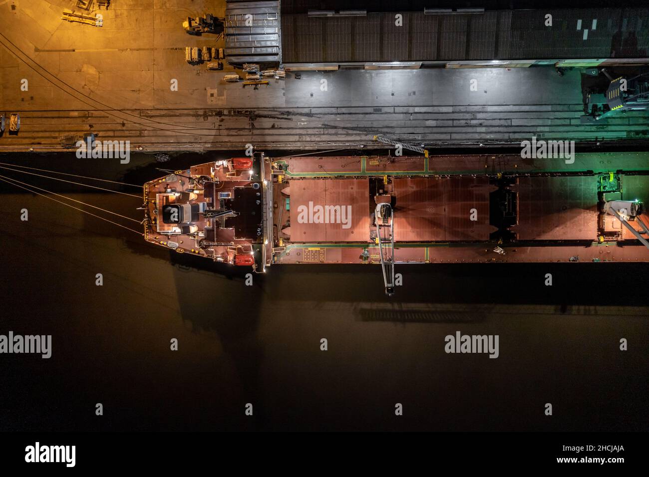 Lng offloading hi-res stock photography and images - Alamy