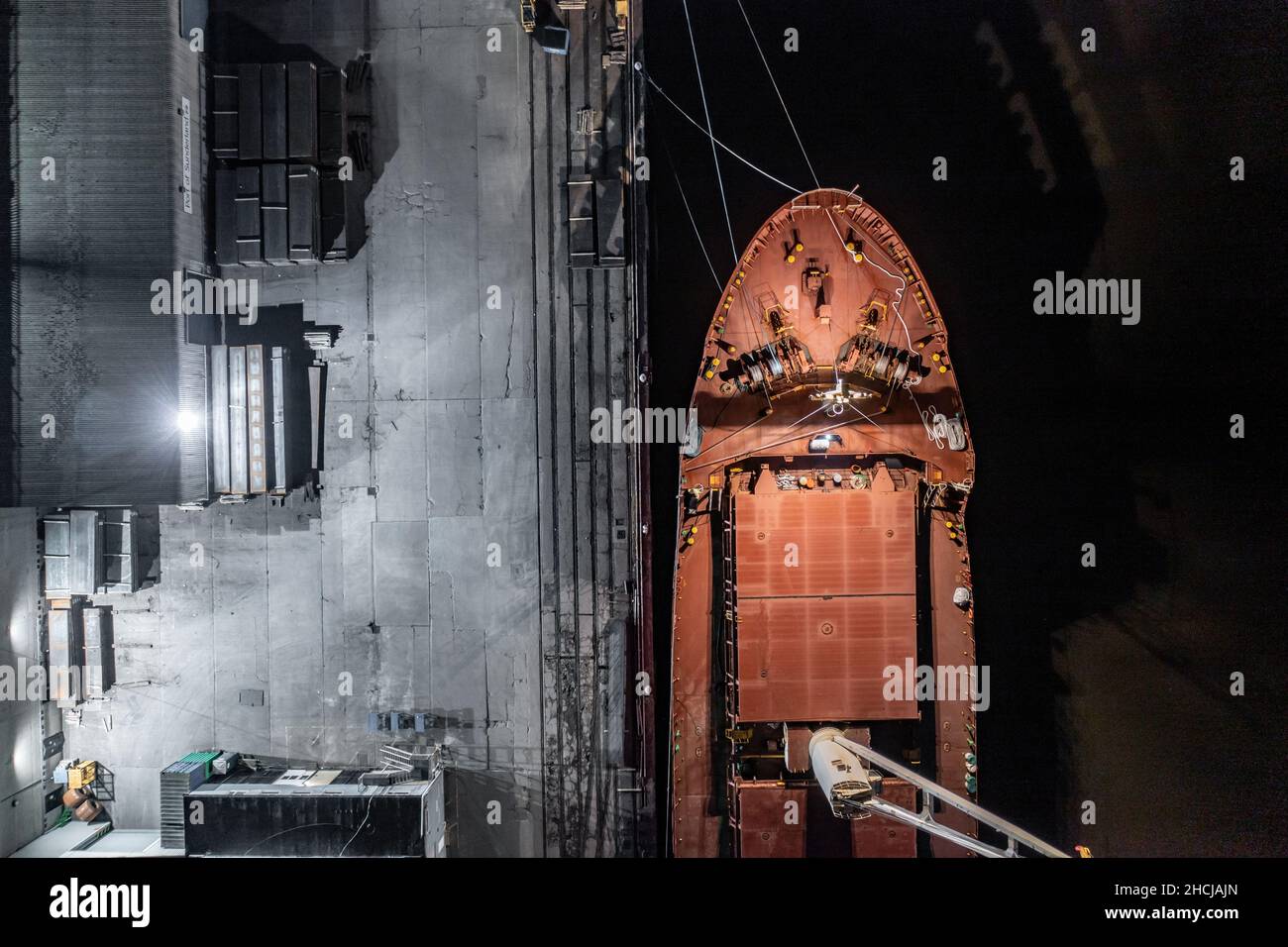 Container ship offloading hi-res stock photography and images - Alamy