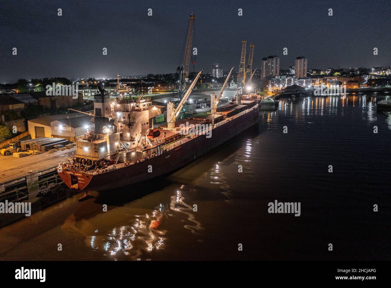 Lng offloading hi-res stock photography and images - Alamy