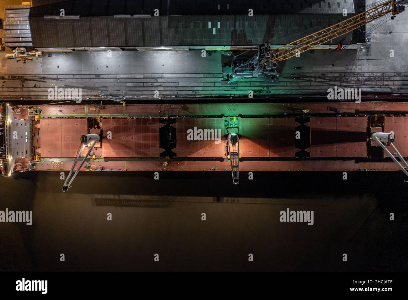 Lng offloading hi-res stock photography and images - Alamy