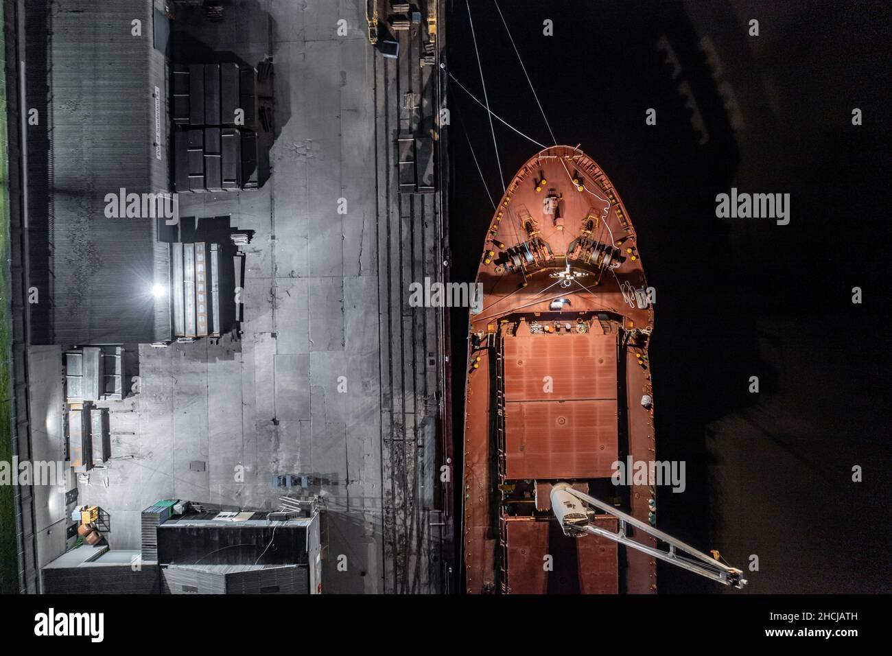 Lng offloading hi-res stock photography and images - Alamy