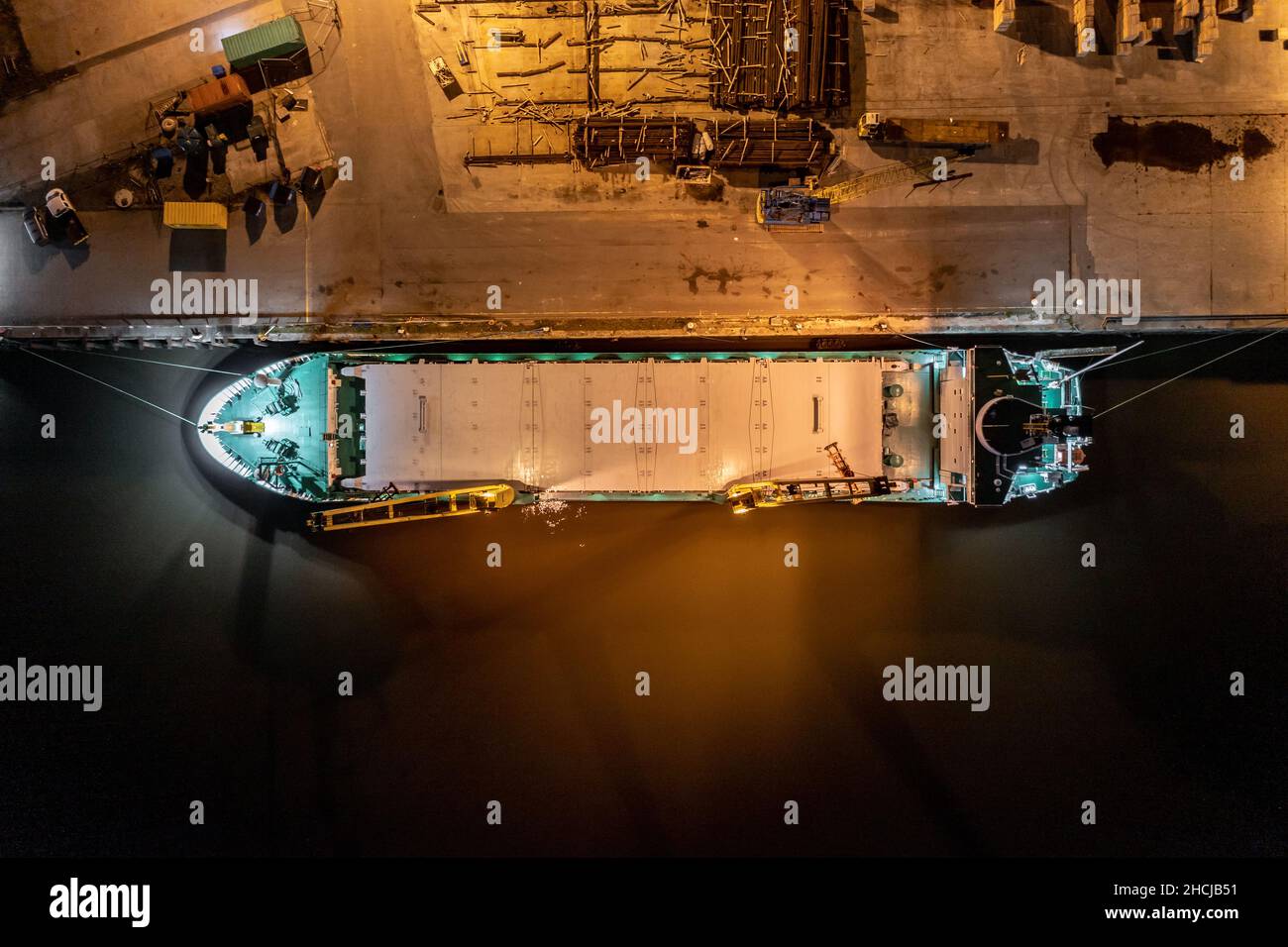 Container ship offloading hi-res stock photography and images - Alamy