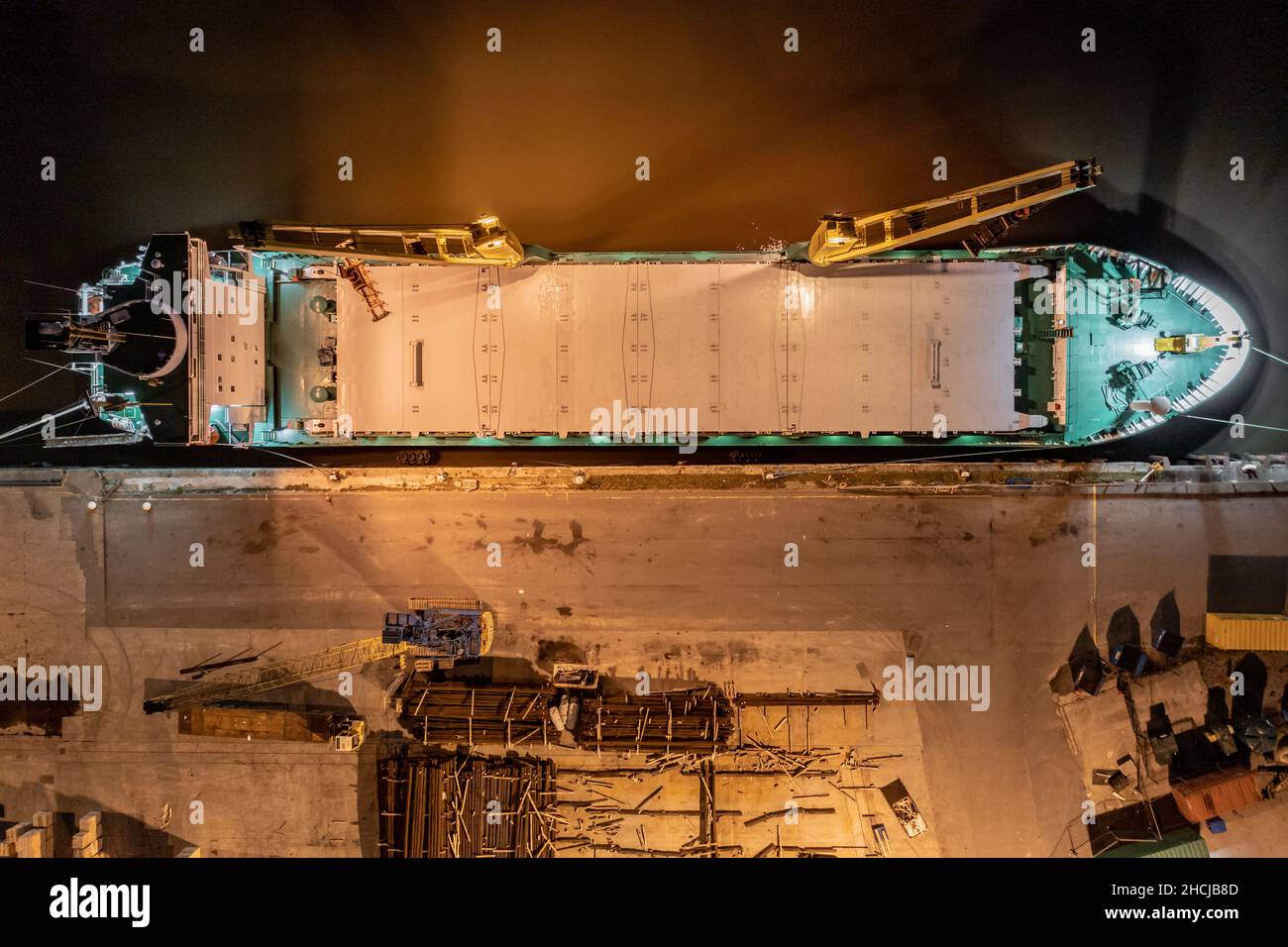 Lng offloading hi-res stock photography and images - Alamy