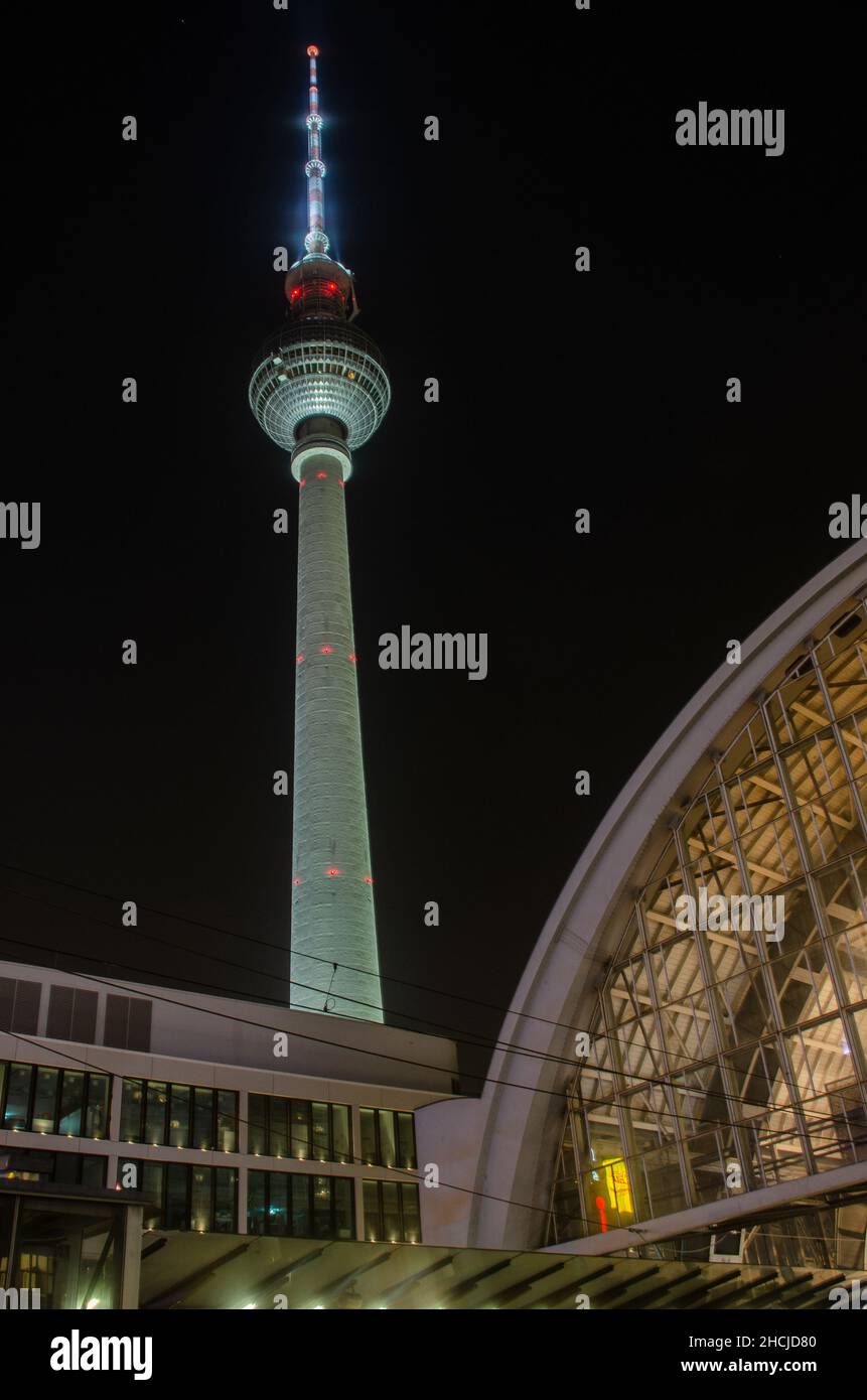 Berlin- Der Berliner Fernsehturm . 368 m hoher Turm, eröffnet 1969, mit ...