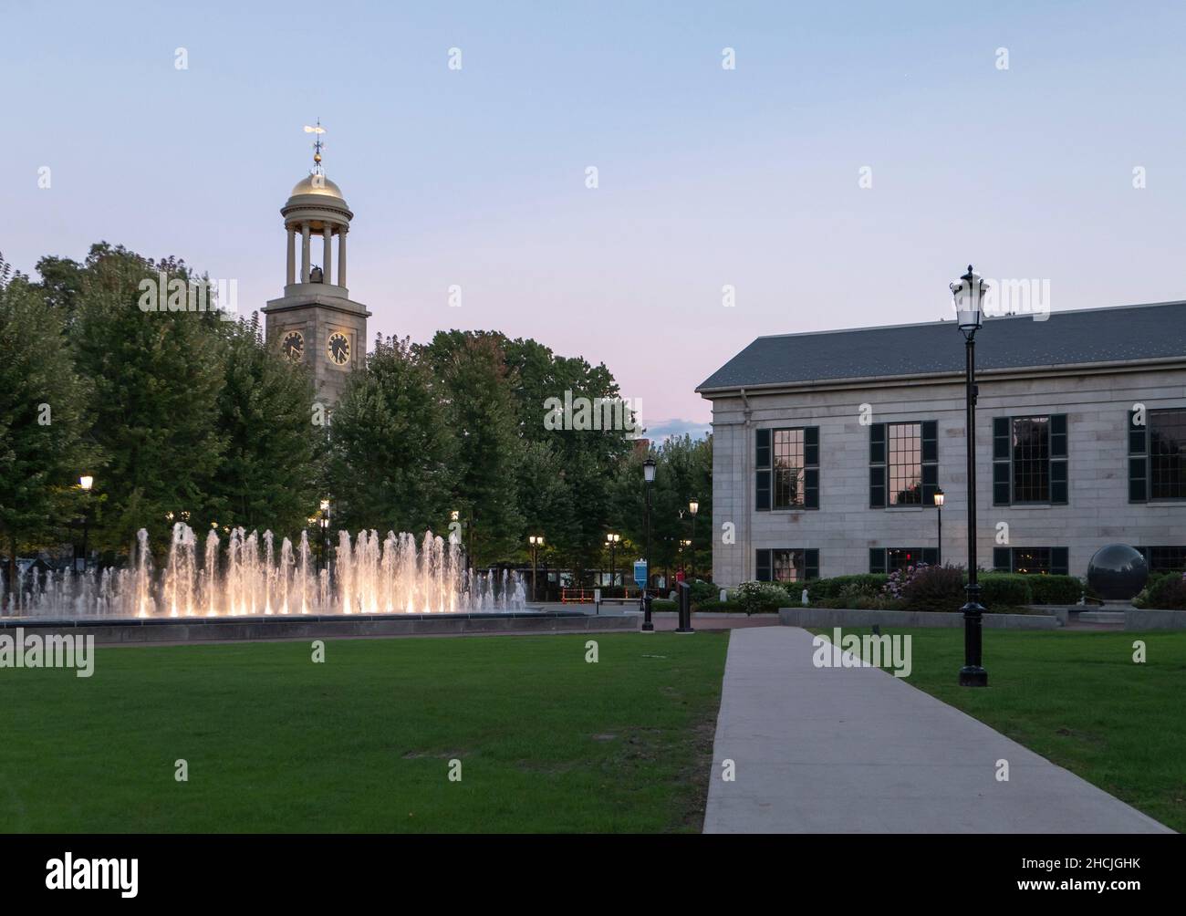 First parish congregational church hi-res stock photography and images ...
