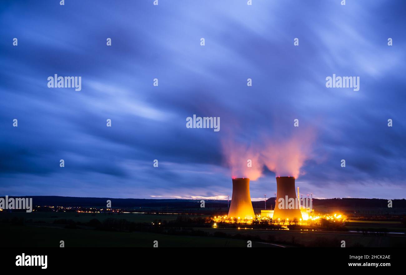 Emmerthal, Germany. 29th Dec, 2021. Steam rises from the cooling towers ...