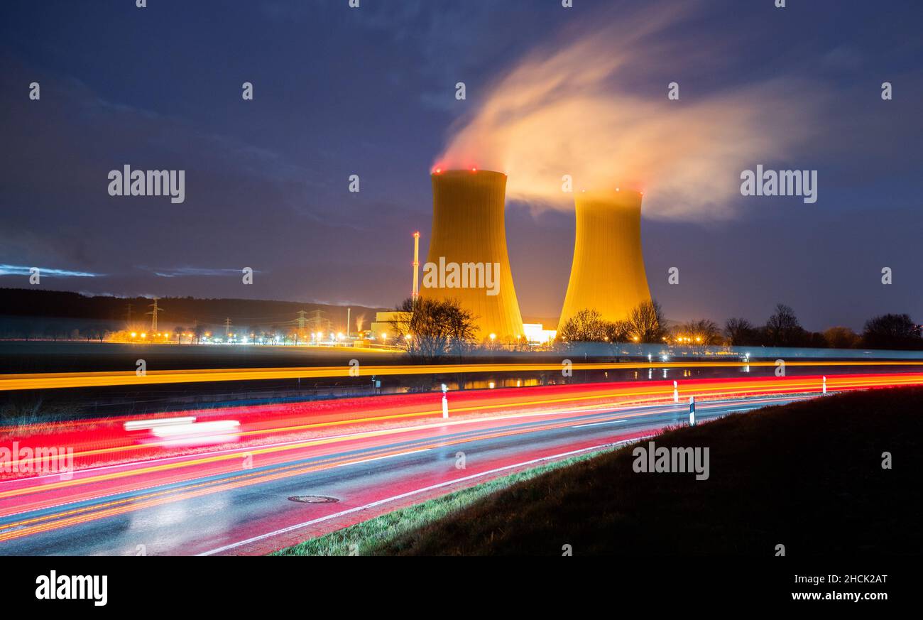 Emmerthal, Germany. 29th Dec, 2021. Steam rises from the cooling towers ...