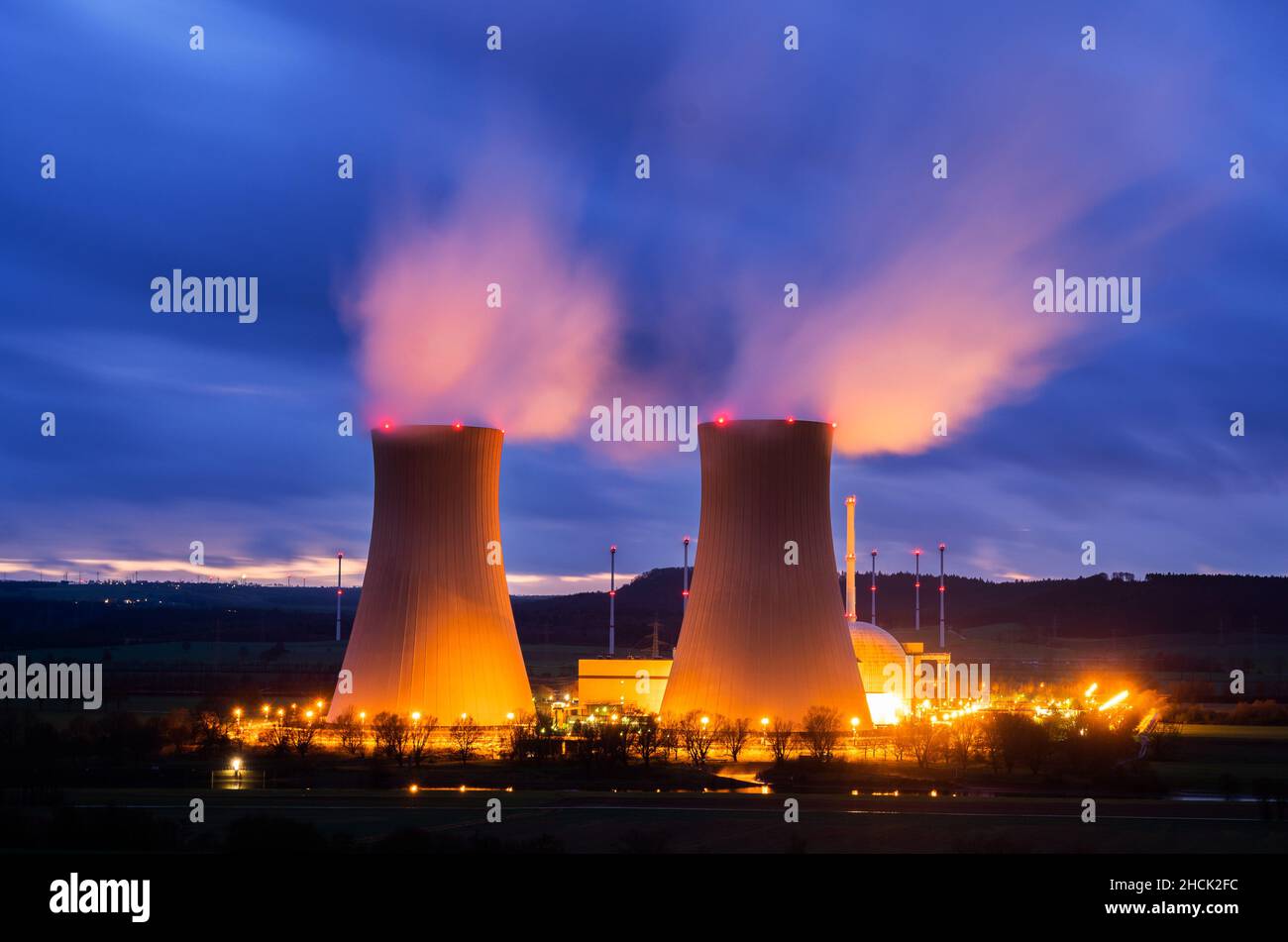 Emmerthal, Germany. 29th Dec, 2021. Steam rises from the cooling towers ...